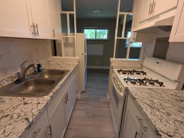 2 Br, 1 bath, Apartment 3656 Seabrook Ave