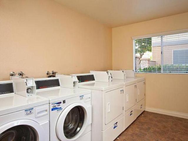 2 Br, 1 bath, Apartment 360 Chesnut Avenue