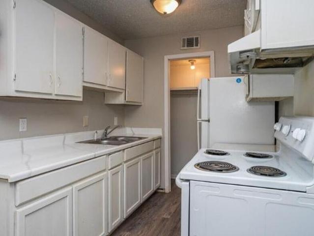 2 Br, 1 bath, Apartment 3630 Rainey Rd