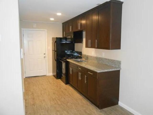 2 Br, 1 bath, Apartment 3701 Crowell Rd