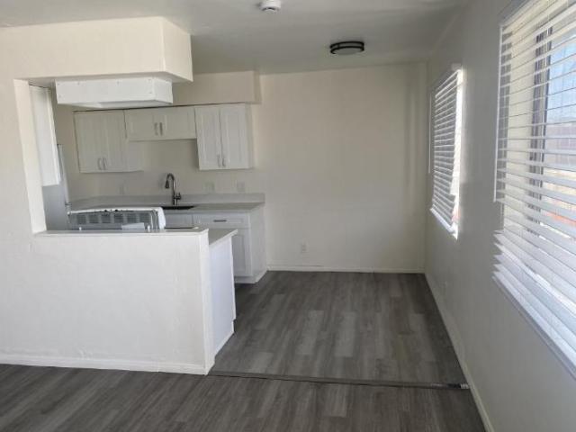 2 Br, 1 bath, Apartment 3877 Menlo Ave