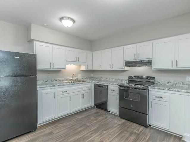 2 Br, 1 bath, Apartment 3896 Riverside Dr