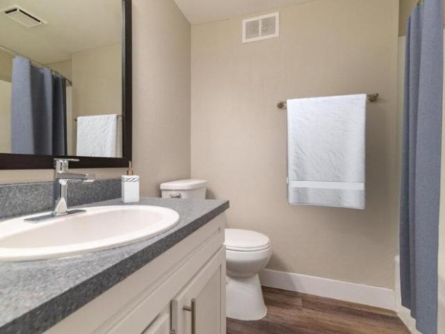 2 Br, 1 bath, Apartment 3958 Montgomery Boulevard NE