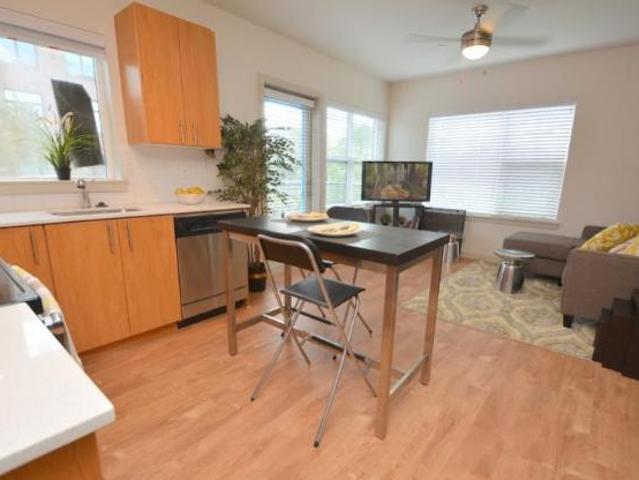 2 Br, 1 bath, Apartment 3910 NE Tillamook St