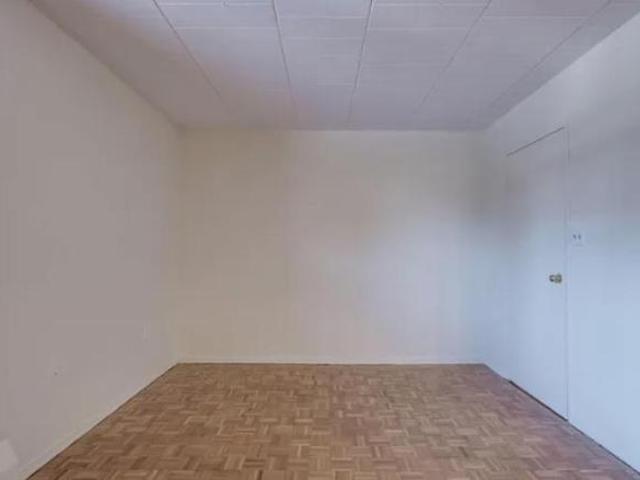 2 Br, 1 bath, Apartment 39 Parkcrest Dr