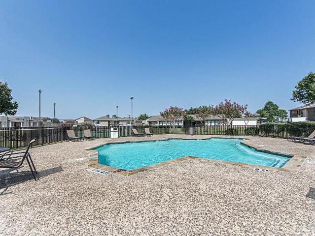 2 Br, 1 bath, Apartment 4004 Block Drive