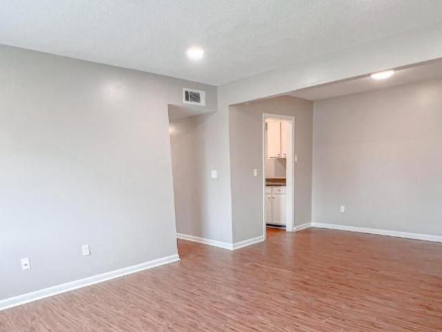 2 Br, 1 bath, Apartment 411 Virginia Ave N