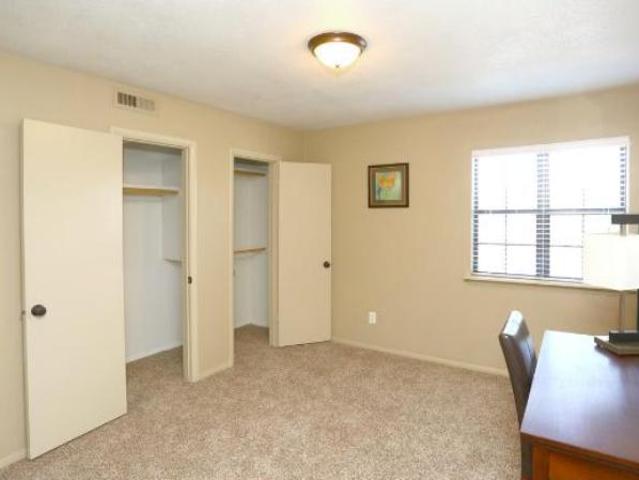 2 Br, 1 bath, Apartment 413 W Britton Rd