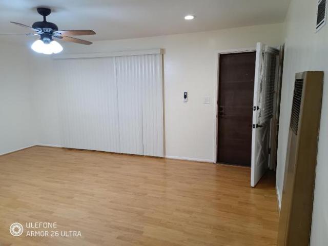 2 Br, 1 bath, Apartment 4256 Walnut St
