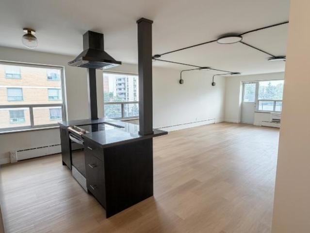 2 Br, 1 bath, Apartment 420 Eglinton Avenue East