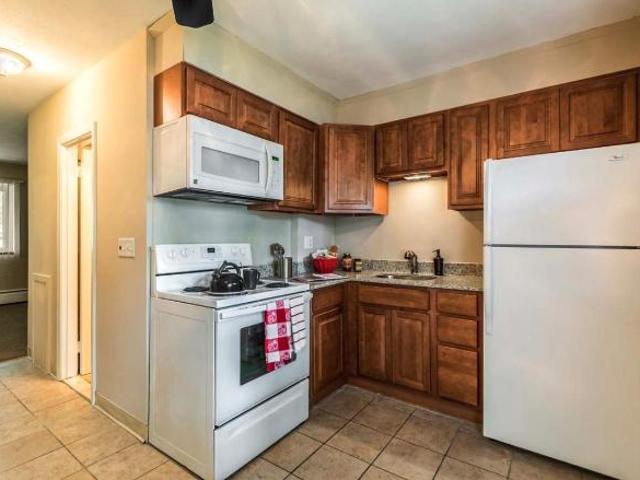 2 Br, 1 bath, Apartment 430 Meshanticut Valley Parkway