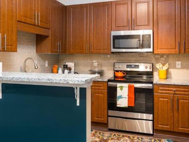 2 Br, 1 bath, Apartment 433 Highland Avenue NE