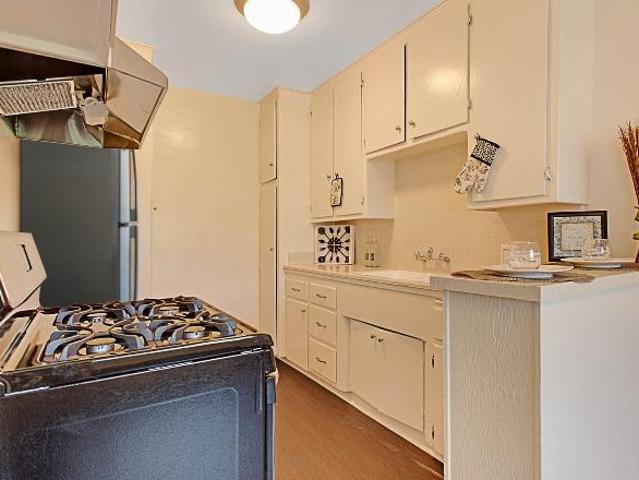 2 Br, 1 bath, Apartment 4452 60 Hazeltine Ave