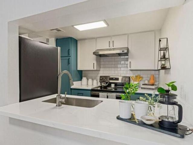2 Br, 1 bath, Apartment 4545 N Via Entrada