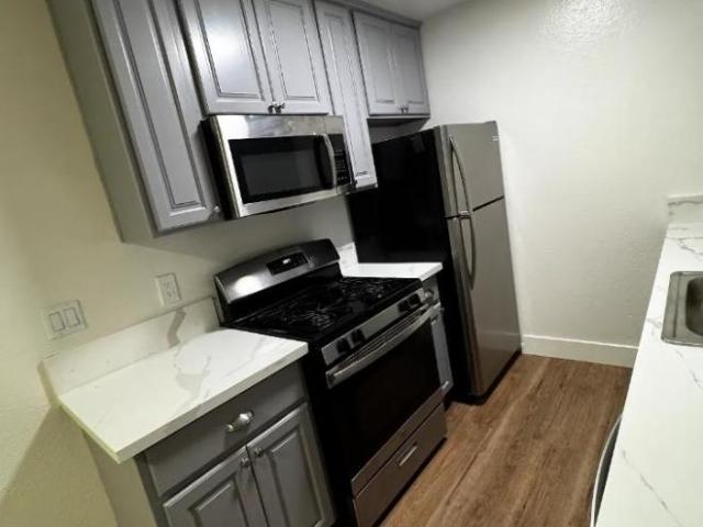 2 Br, 1 bath, Apartment 4556 Ashcroft Ave