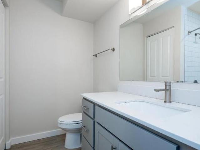 2 Br, 1 bath, Apartment 453 Golfview Blvd