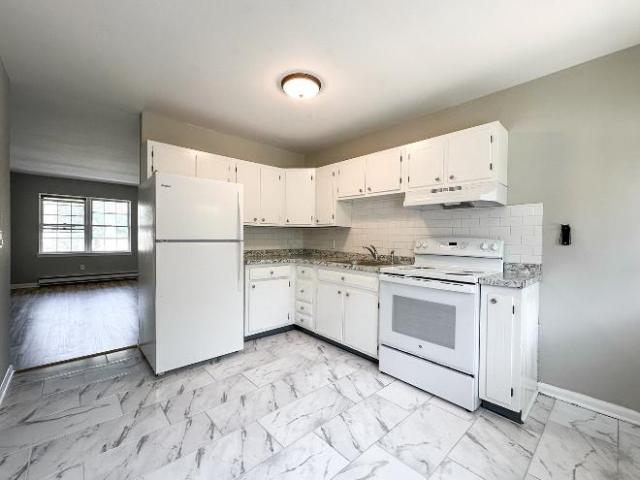 2 Br, 1 bath, Apartment 464 N 2nd St