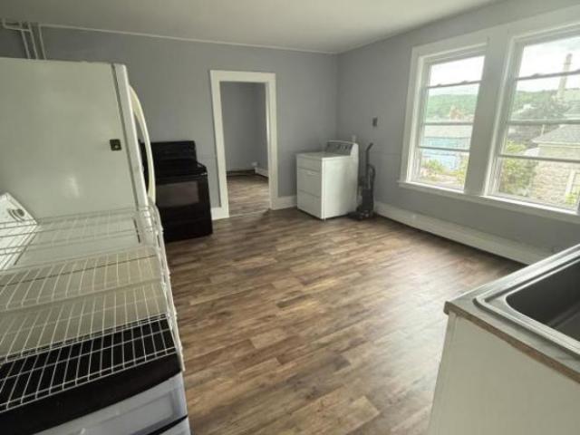 2 Br, 1 bath, Apartment 472 Burgess St
