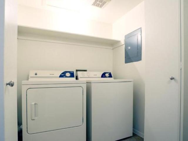 2 Br, 1 bath, Apartment 4937 W Myrtle Ave