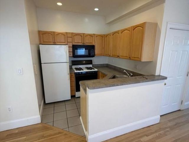 2 Br, 1 bath, Apartment 4 16 Humboldt Street