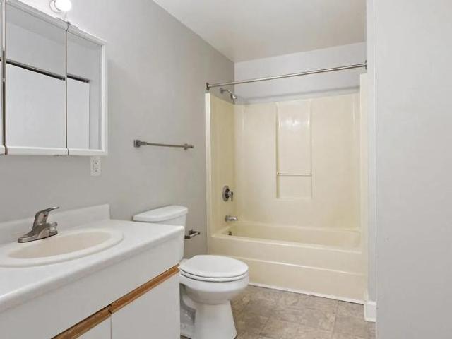2 Br, 1 bath, Apartment 505 Jefferson Ave