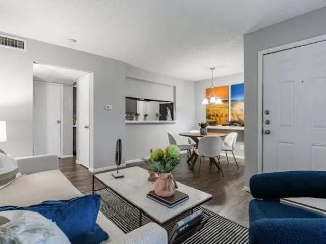 2 Br, 1 bath, Apartment 5000 Sanger Ave
