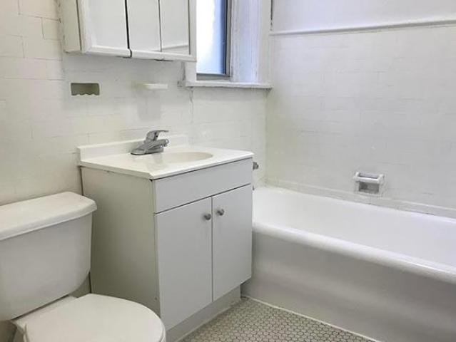 2 Br, 1 bath, Apartment 5034 S Woodlawn Ave