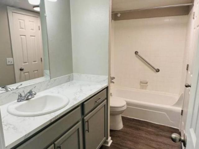 2 Br, 1 bath, Apartment 5113 N Brookline Ave