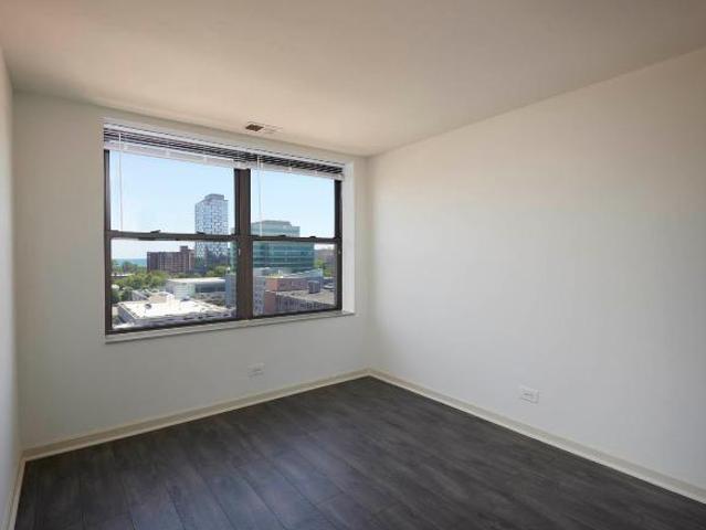 2 Br, 1 bath, Apartment 5200 S Blackstone Ave