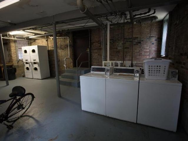 2 Br, 1 bath, Apartment 5218 S Woodlawn Ave