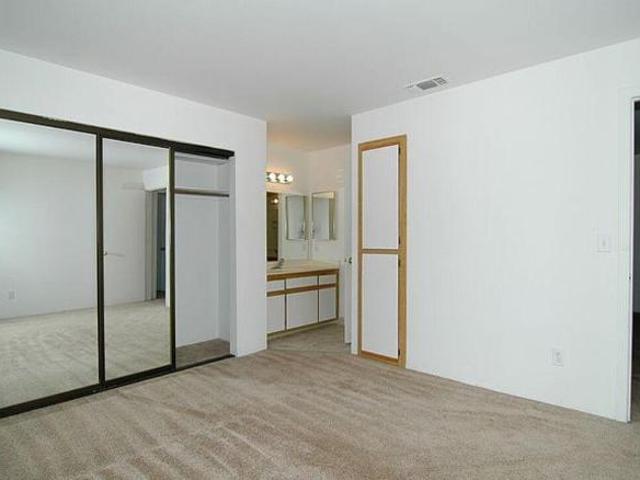 2 Br, 1 bath, Apartment 5307 El Camino Ave