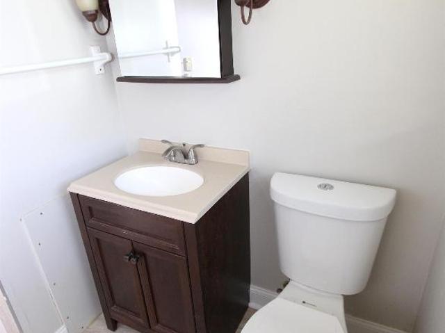 2 Br, 1 bath, Apartment 530 Kelly Avenue