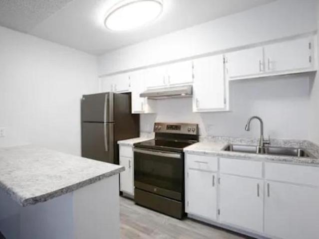 2 Br, 1 bath, Apartment 5650 S Park Ave