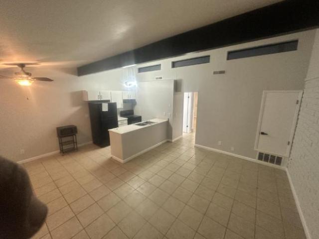 2 Br, 1 bath, Apartment 569 Campbell St