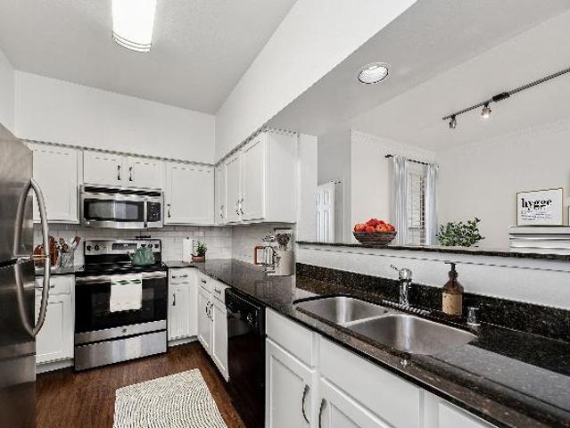 2 Br, 1 bath, Apartment 5750 E University Blvd