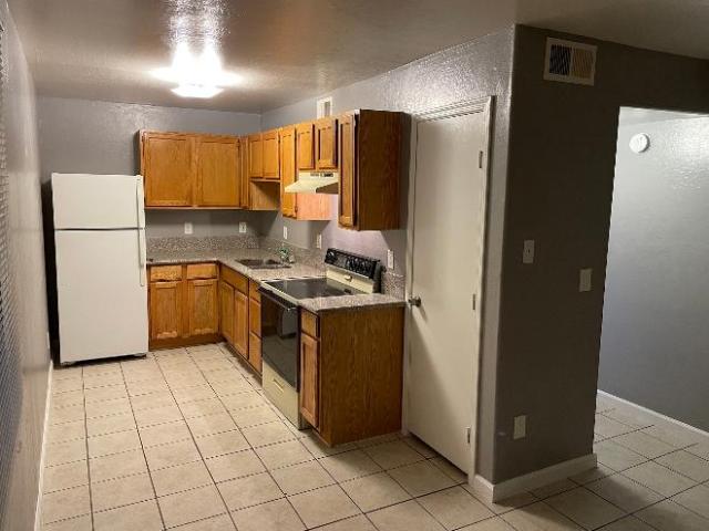 2 Br, 1 bath, Apartment 602 E Townley Avenue