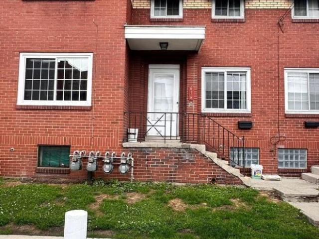 2 Br, 1 bath, Apartment 614 Woodward Avenue