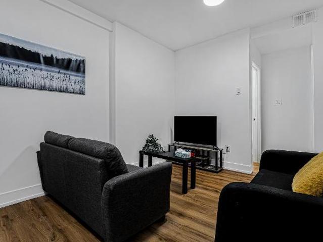 2 Br, 1 bath, Apartment 610 Kings St E