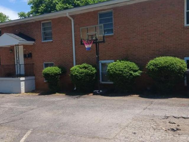 2 Br, 1 bath, Apartment 611 Reid Street