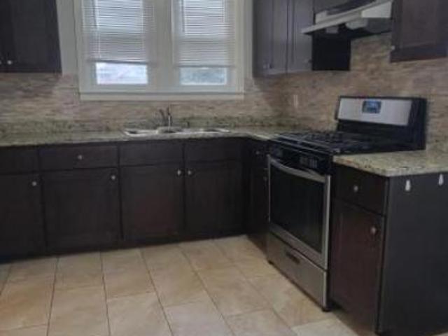 2 Br, 1 bath, Apartment 629 Highland Ave