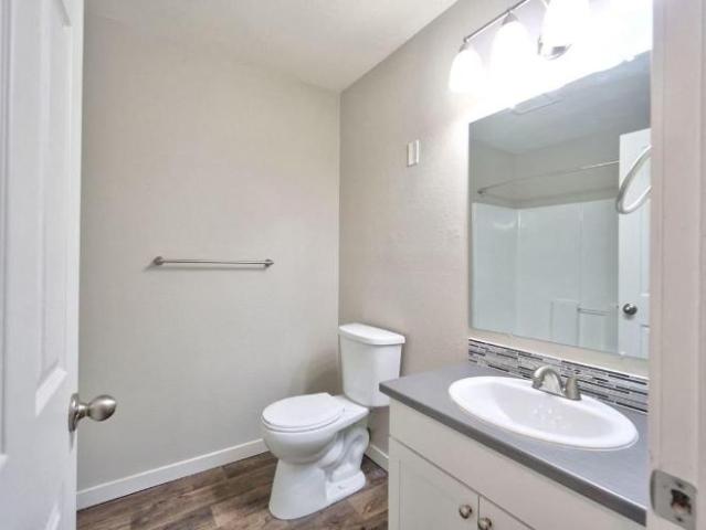 2 Br, 1 bath, Apartment 6347 N Fessenden St