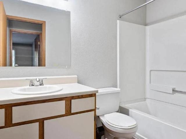 2 Br, 1 bath, Apartment 6400 Glenhurst Dr