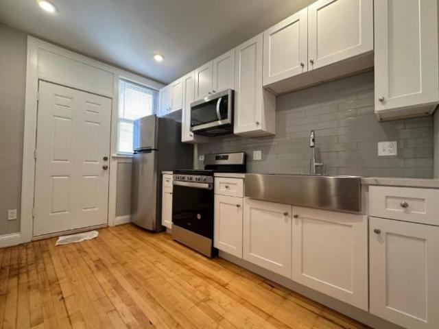 2 Br, 1 bath, Apartment 6556 S Fairfield Ave