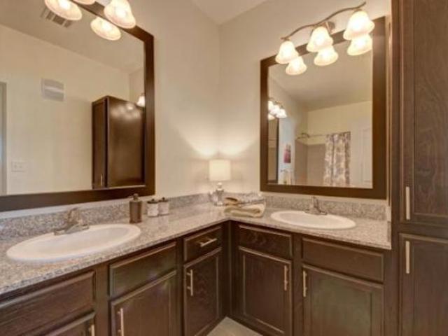 2 Br, 1 bath, Apartment 6600 SE 74th St
