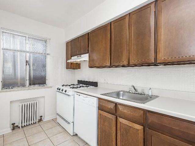 2 Br, 1 bath, Apartment 670 680 690 North Pearl Street