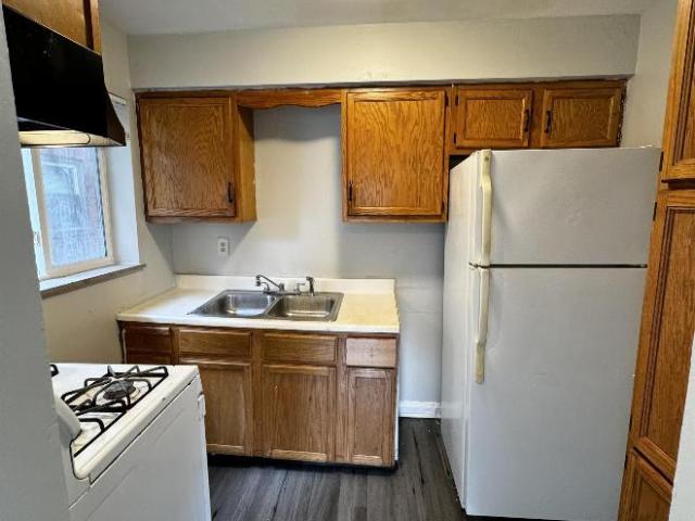 2 Br, 1 bath, Apartment 697 701 Greenwood Avenue