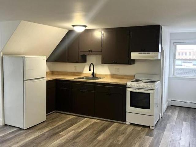 2 Br, 1 bath, Apartment 6e Acorn St