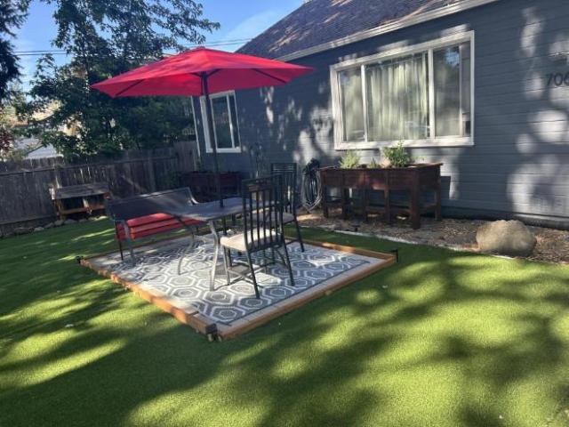 2 Br, 1 bath, Apartment 706 Normal Avenue