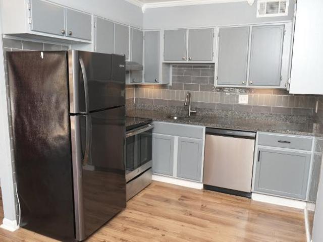 2 Br, 1 bath, Apartment 700 S Hill St