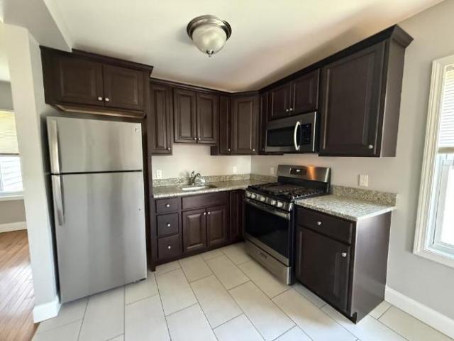 2 Br, 1 bath, Apartment 70 72 Plain St